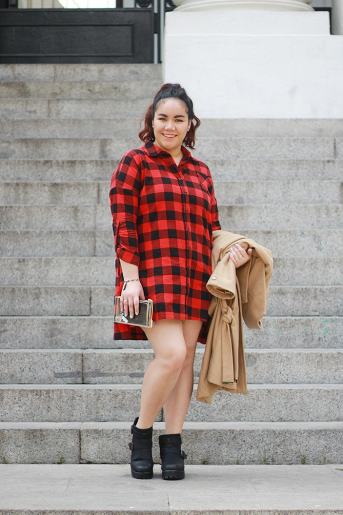 The red checkered dress – Golden Strokes