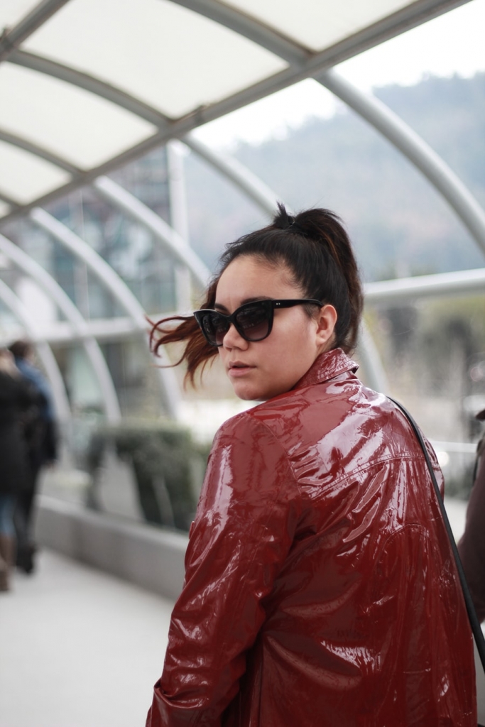 Red charol in the city - Golden Strokes