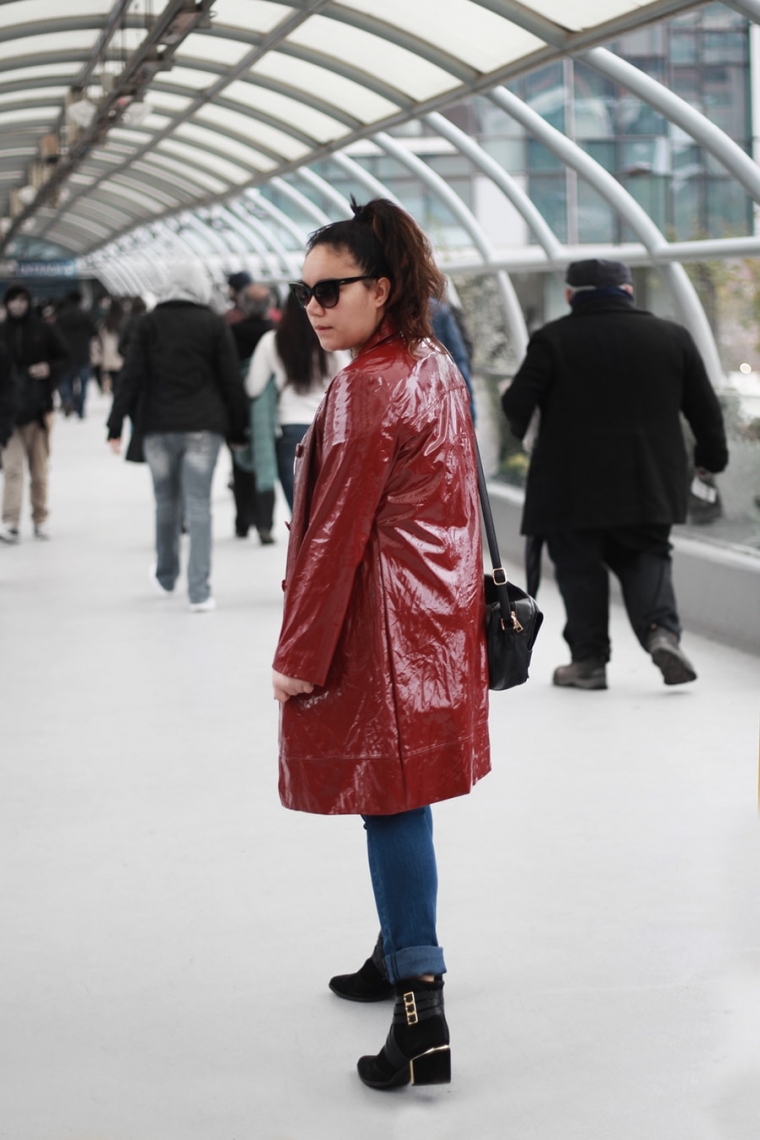 Red charol in the city - Golden Strokes